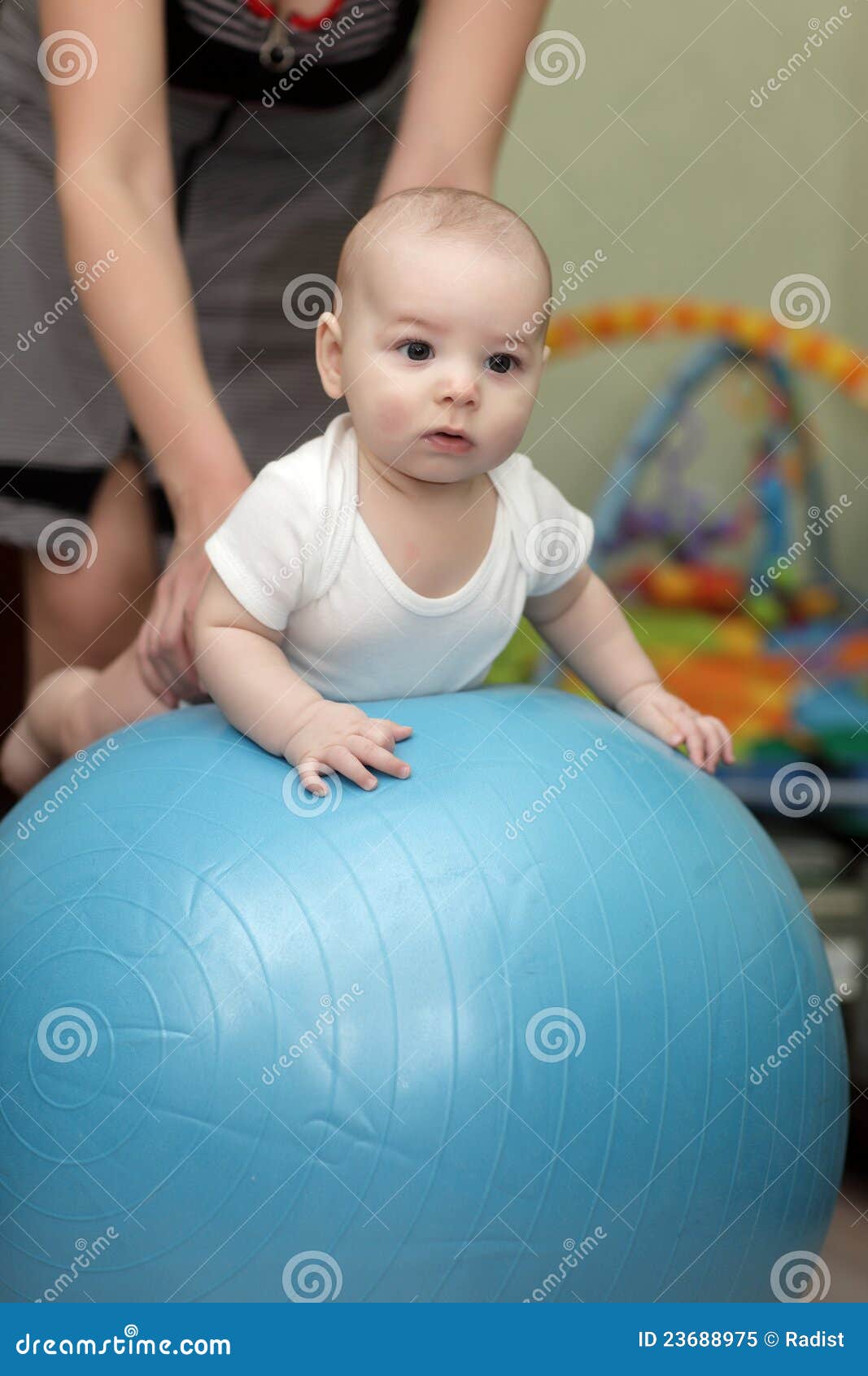 De Oefeningen Van De Baby Op Bal Stock Afbeelding - Image of leuk ...