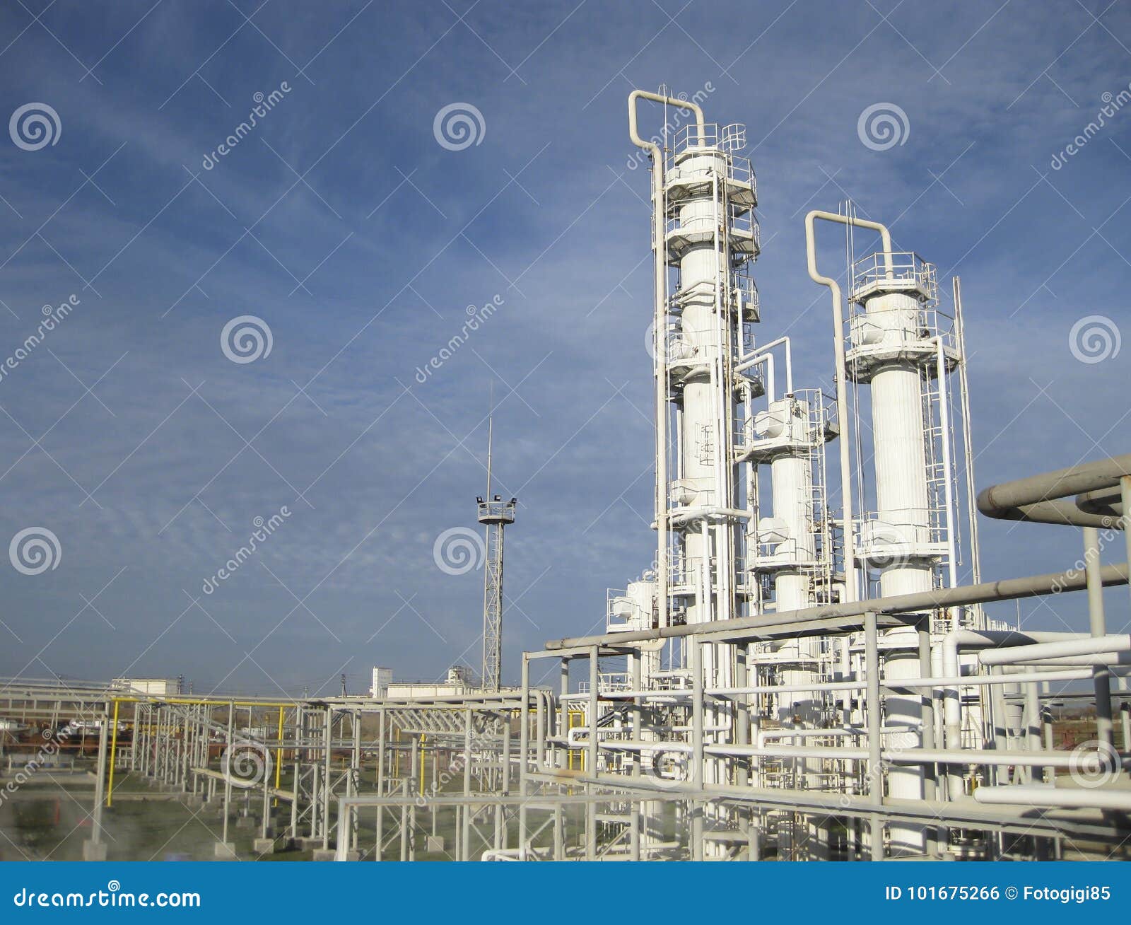 De olieraffinaderij stock foto. Image of atmosferisch - 101675266