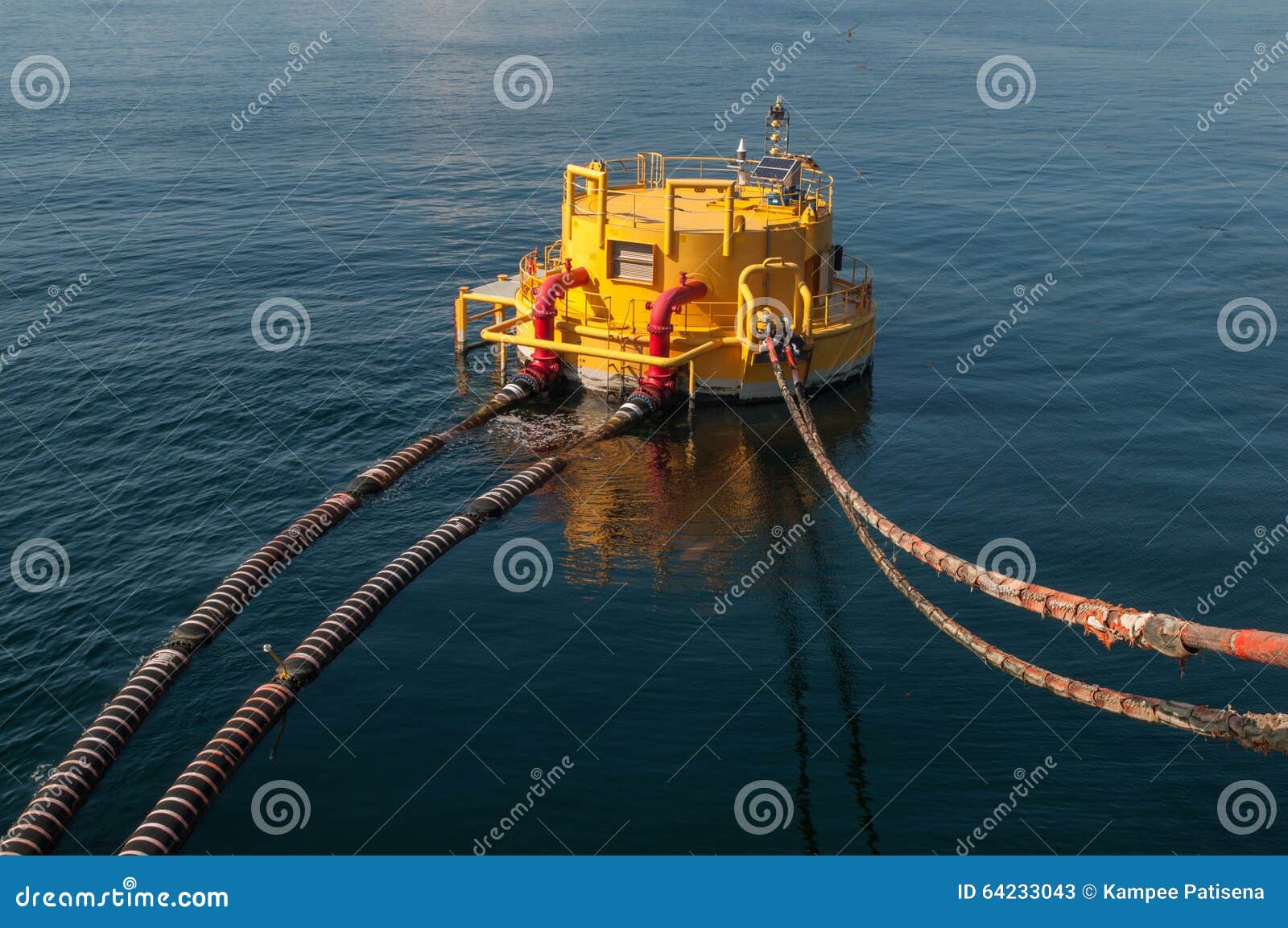 De Olietanker Brengt Olie Naar Het Vrachtschip Over Stock Afbeelding ...
