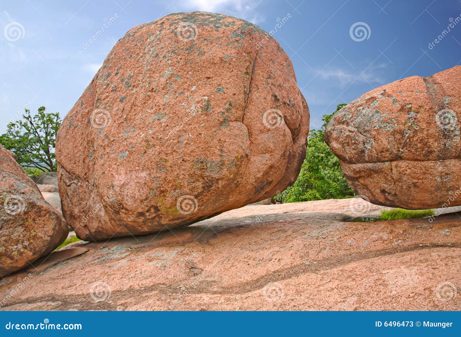 De Olifanten Bij De Rots Van De Olifant Stock Afbeelding - Image of ...