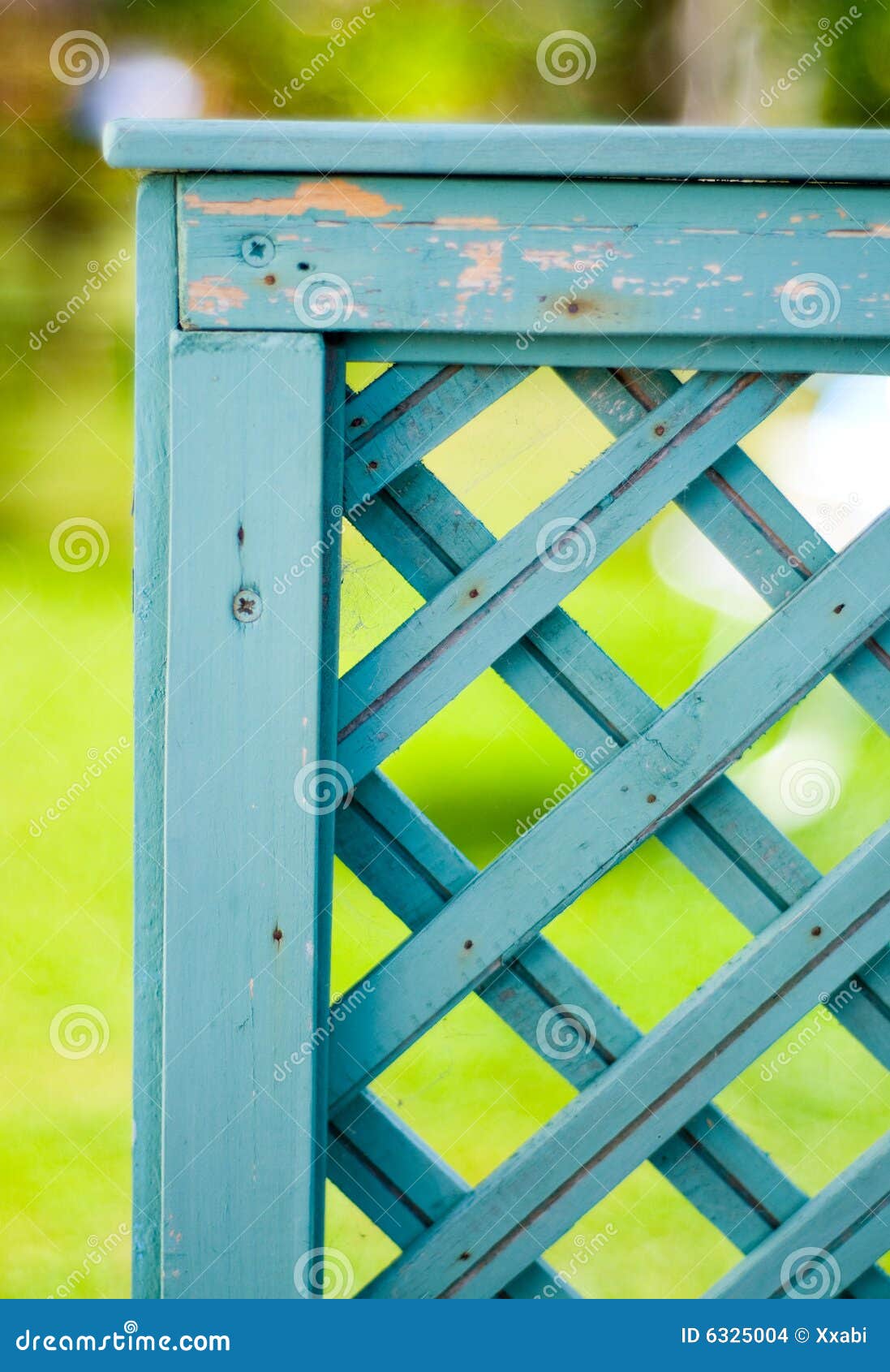 De omheining van de tuin stock foto. Image of bijtend - 6325004