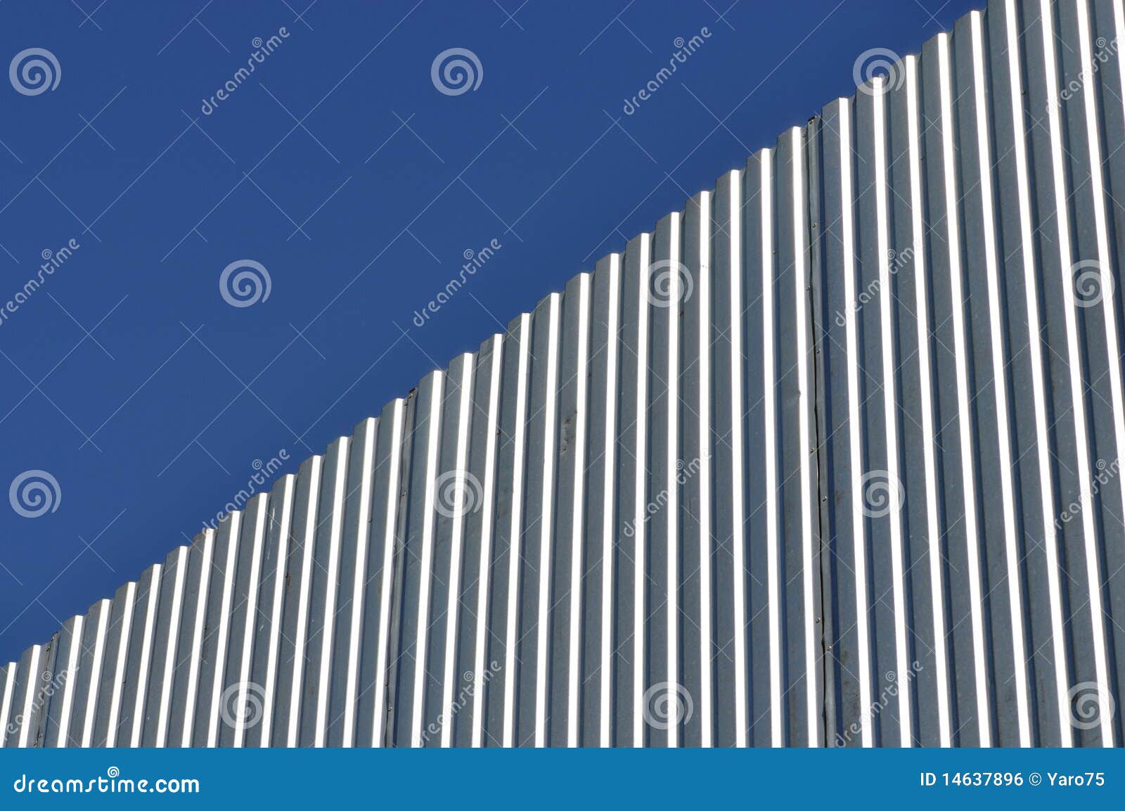 De Omheining Van Het Aluminium Stock Foto - Image of chroom, voorwerpen ...