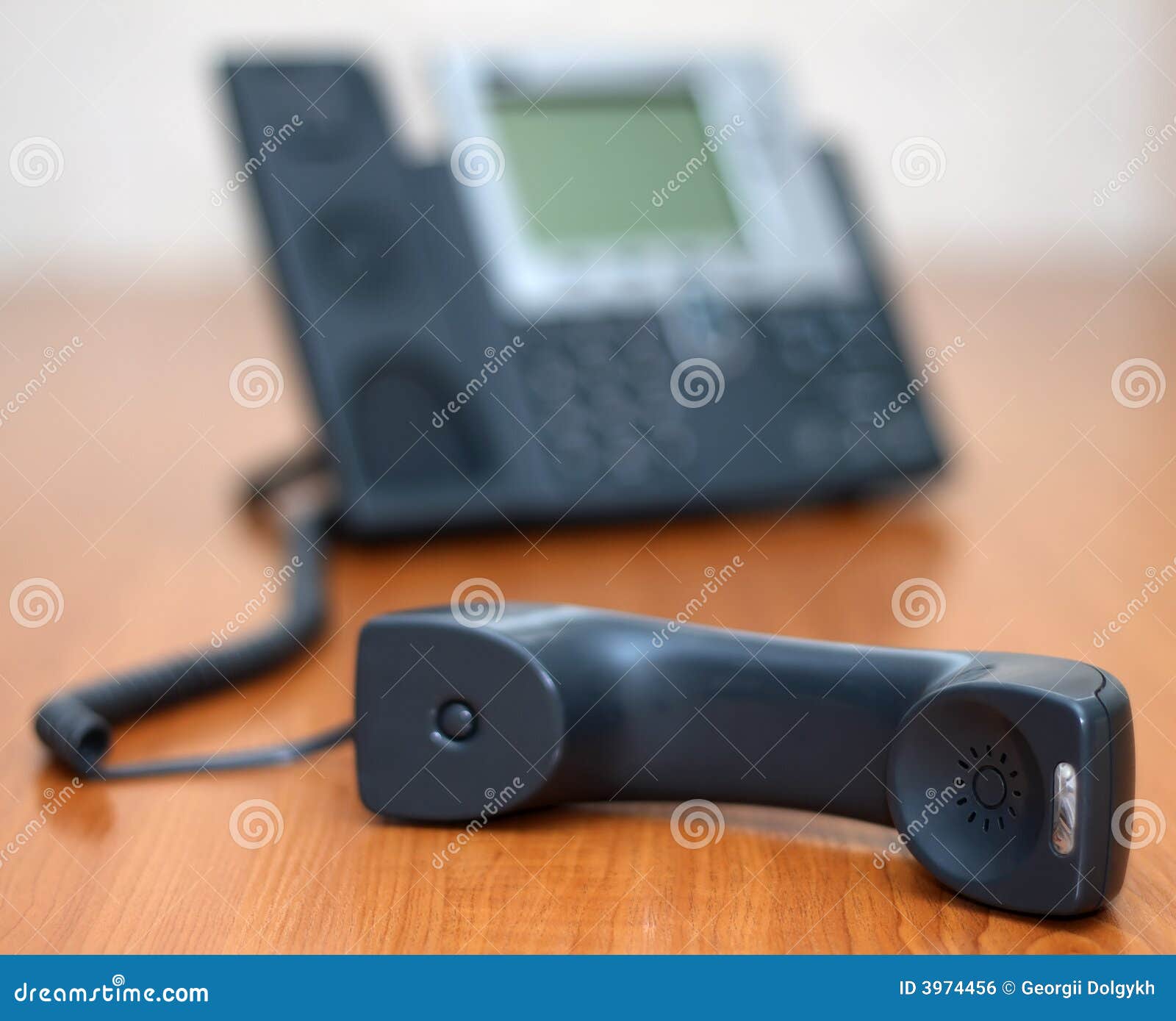Telefoonontvanger Met Telefoon Op Achtergrond Picture. Image: 3974456