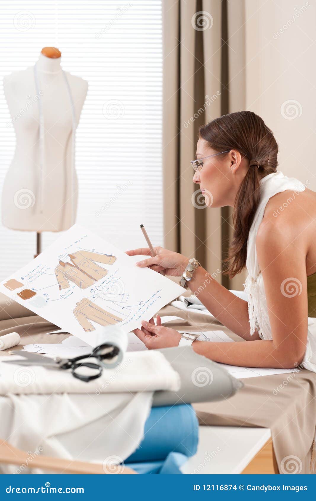 De Ontwerper Die Van De Manier Bij Studio Werkt Stock Foto - Image of ...