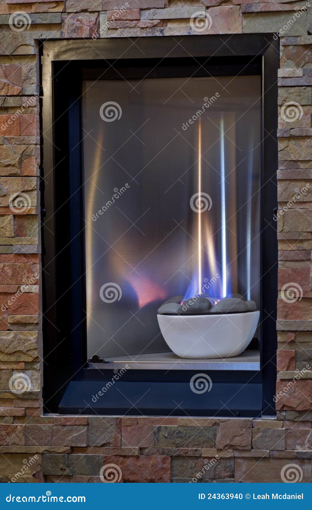 De Open Haard Van Het Gas in De Warme Muur Van De Flagstone Stock Foto ...