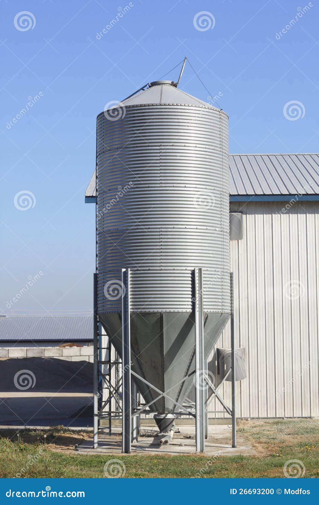 De opslagbak van het voer stock foto. Image of dieren - 26693200