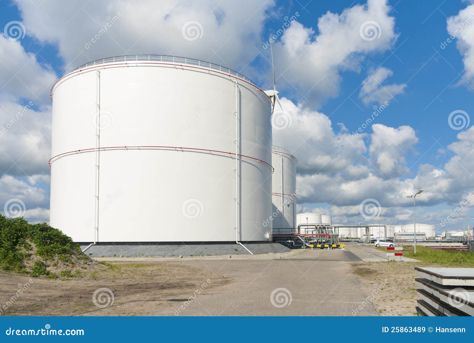 De opslagtanks van de olie stock afbeelding. Image of amsterdam - 25863489