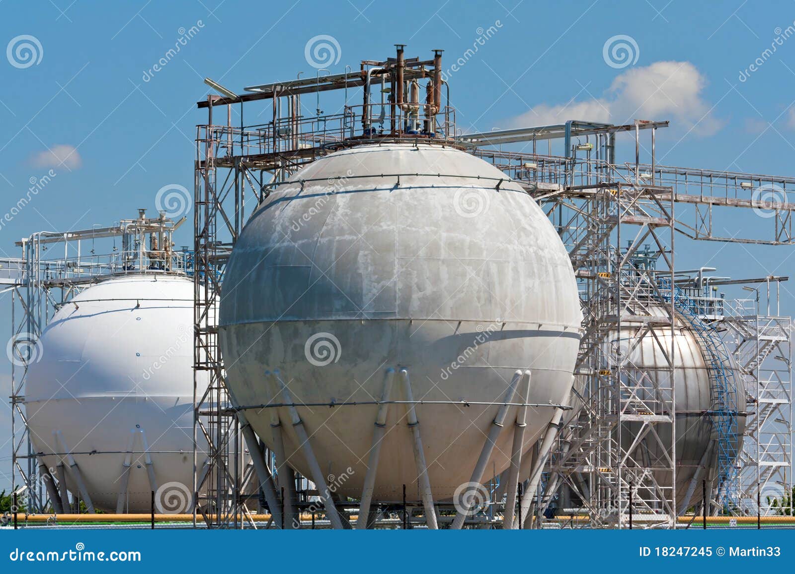 De Opslagtanks Van De Raffinaderij Stock Afbeelding - Image of ...