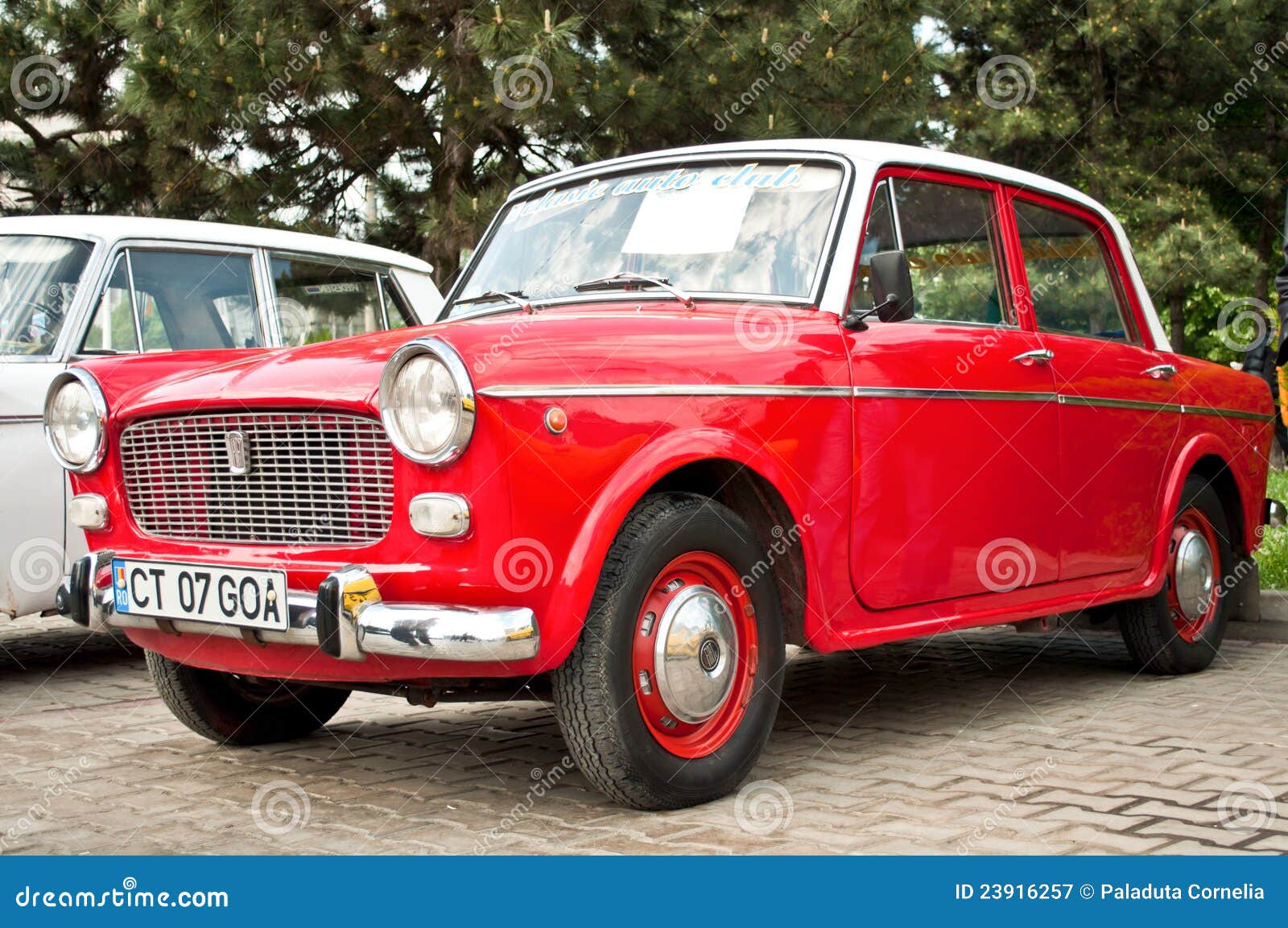 De oude auto van Fiat redactionele fotografie. Image of fifties - 23916257