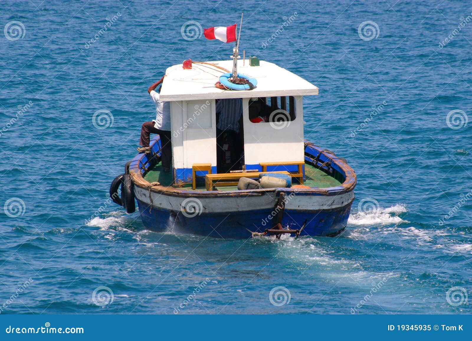 De oude boot vaart weg stock afbeelding. Image of vervoer - 19345935