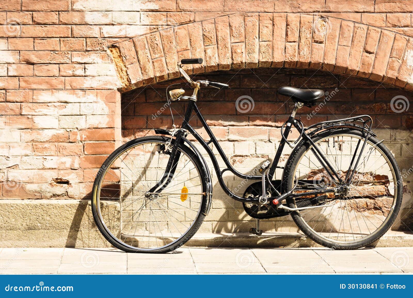 Oude fiets stock afbeelding. Image of zwart, nostalgie - 30130841