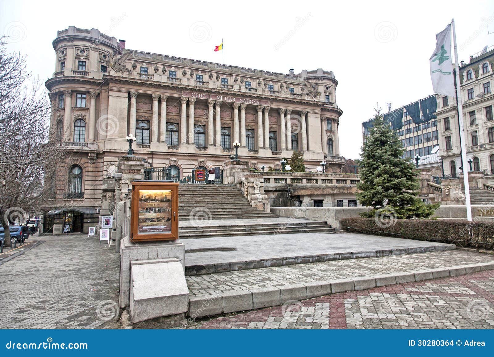 De Oude Gebouw-militaire Cirkel Van Boekarest Redactionele Stock ...