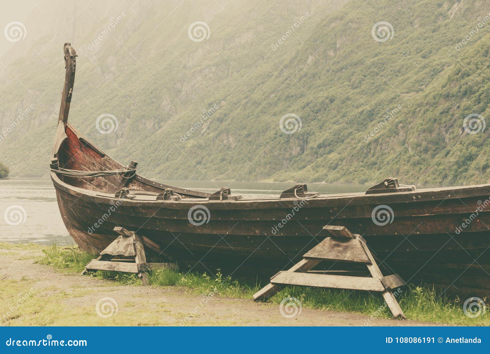De Oude Houten Boot Van Viking in Noorse Aard Stock Afbeelding - Image ...