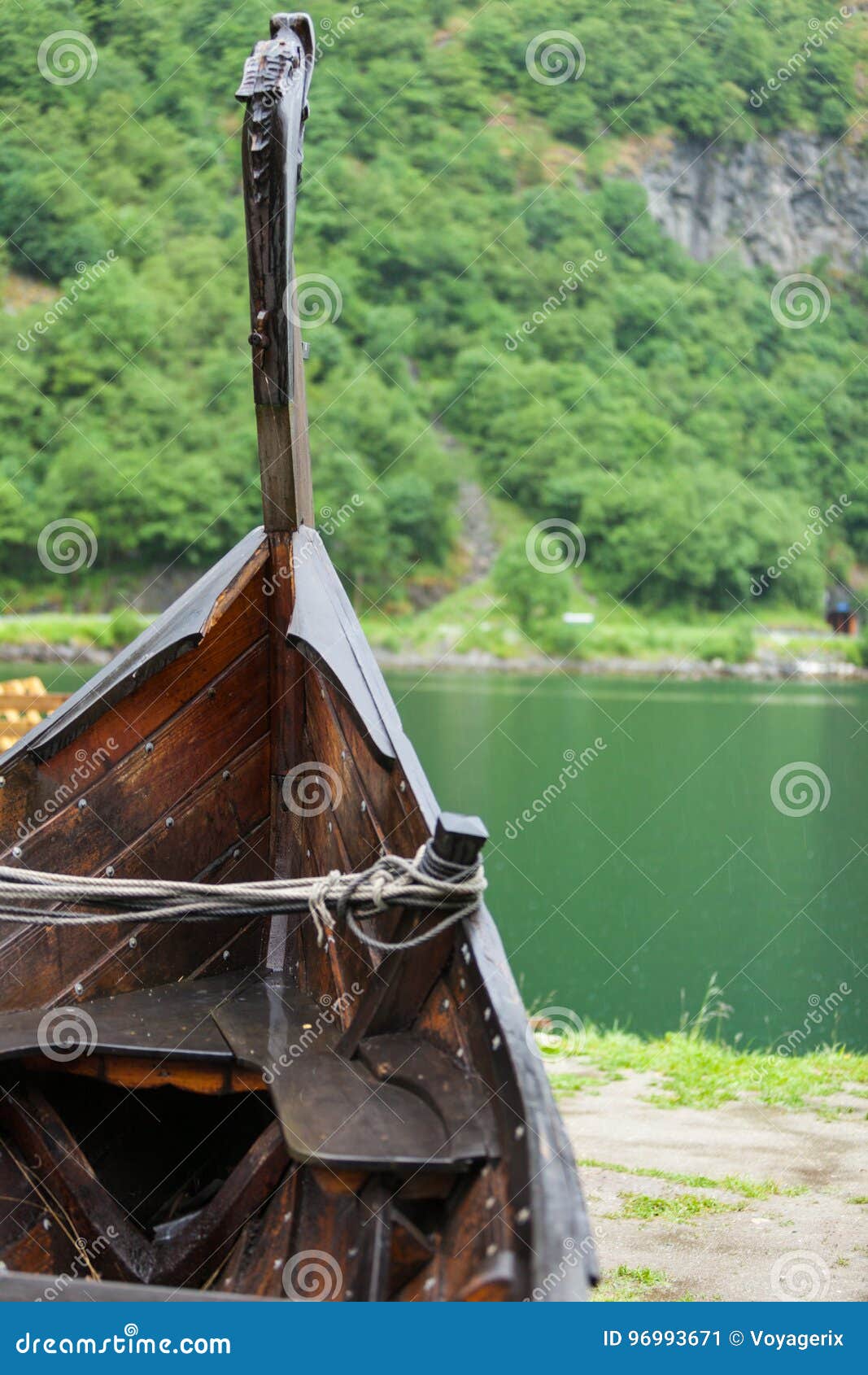 De Oude Houten Boot Van Viking in Noorse Aard Stock Afbeelding - Image ...