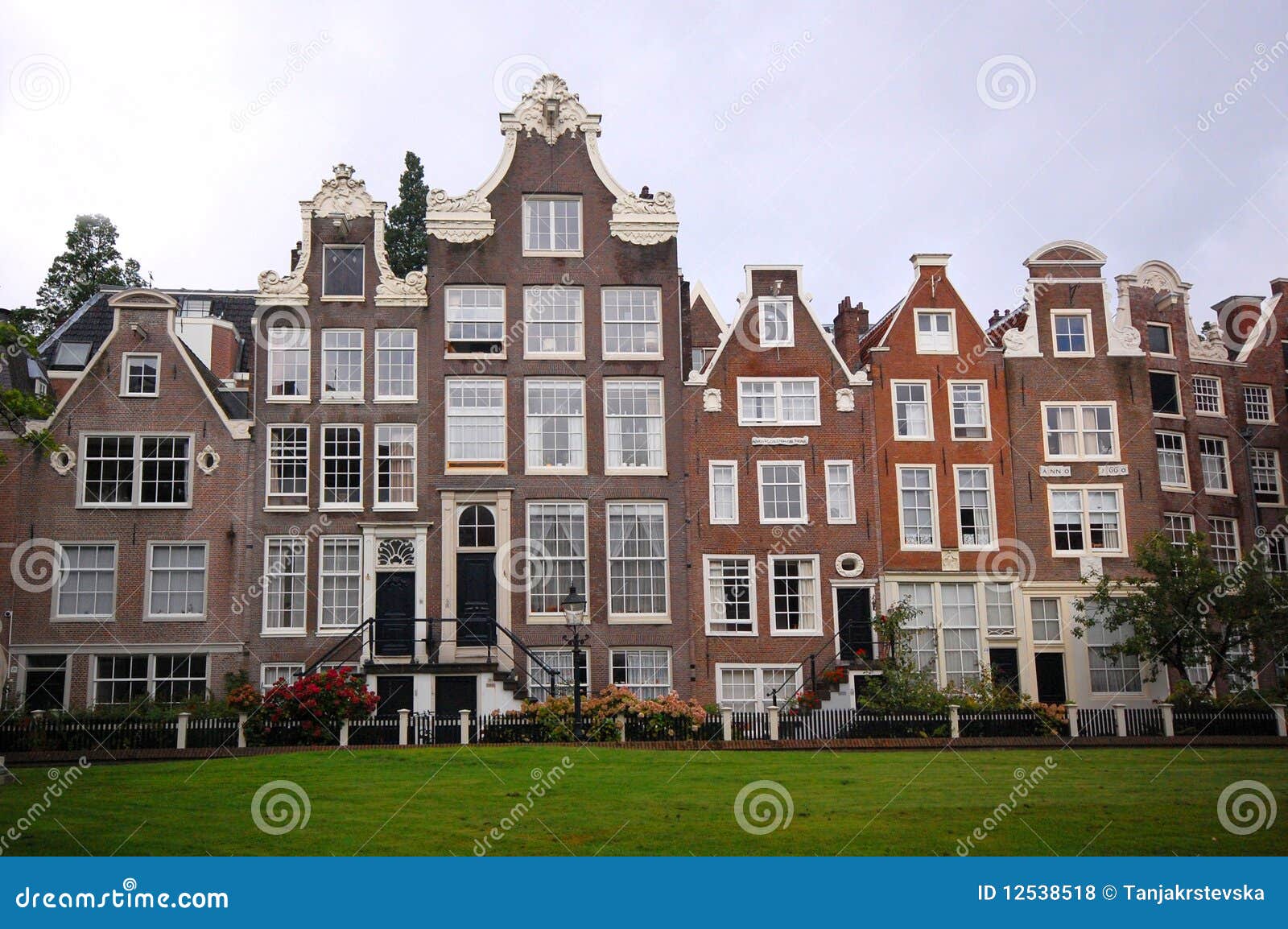 De Oude Huizen Van Amsterdam Stock Foto - Image of kathedraal, bloemen ...
