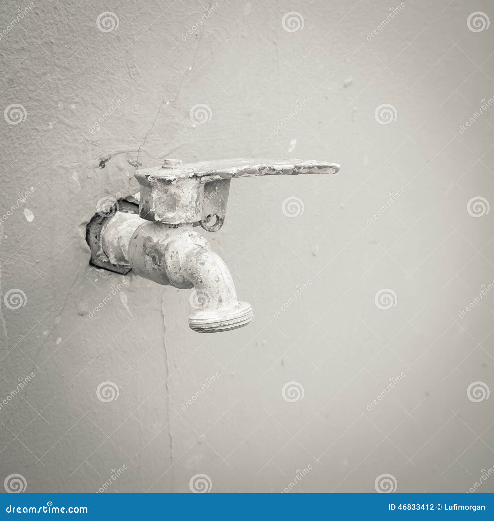 De Oude Kraan Van Het Water Stock Foto - Image of fontein, buiten: 46833412