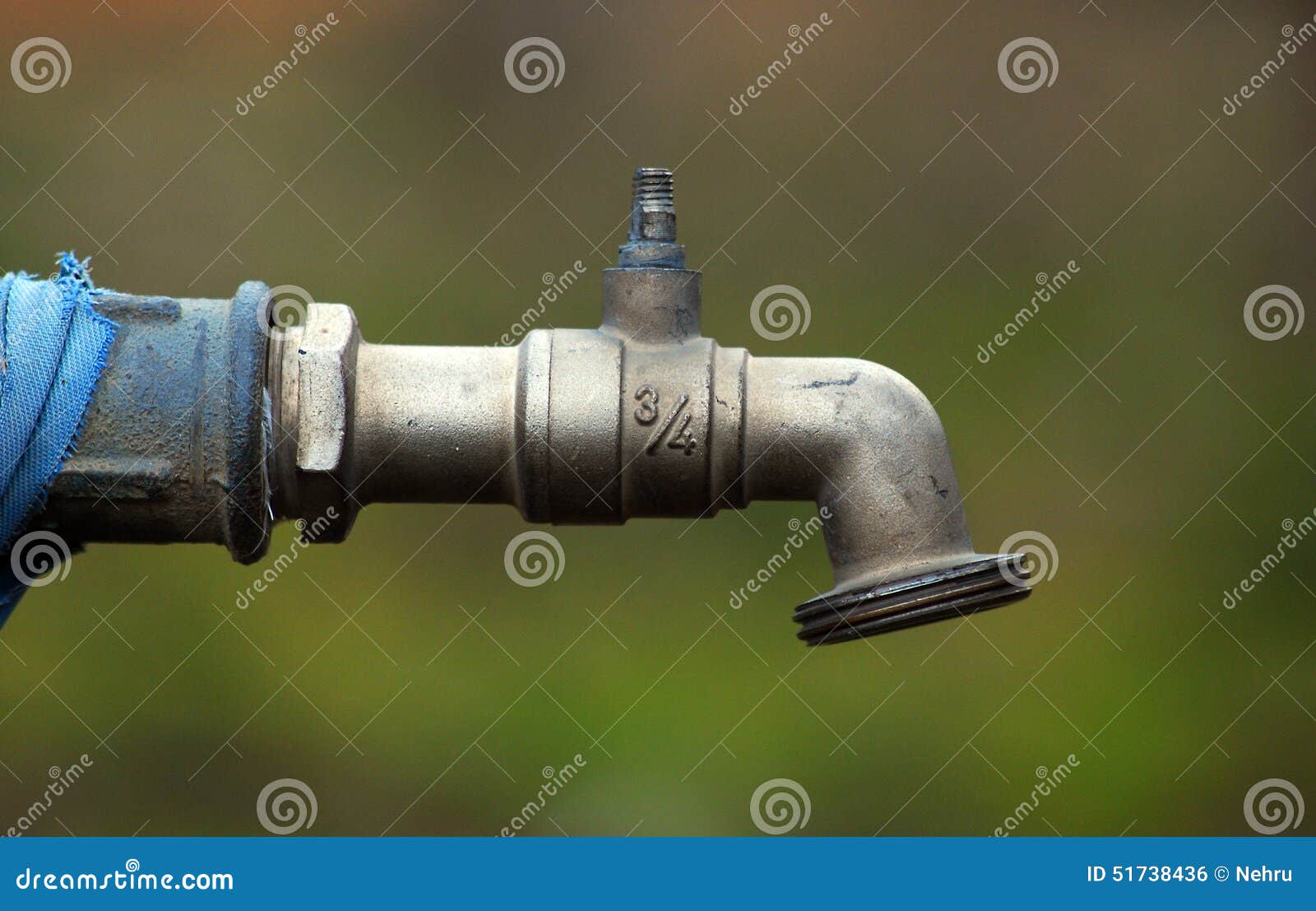 De Oude Kraan Van Het Water Stock Foto - Image of zuiver, stromend ...