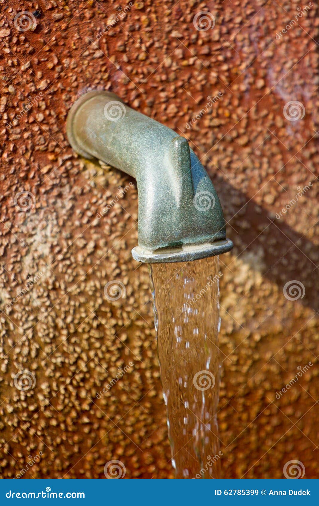 De Oude Kraan Van Het Water Stock Afbeelding - Image of landelijk ...