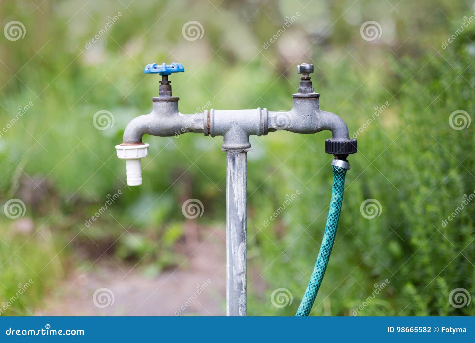 De oude Kraan van de Tuin stock foto. Image of tribune - 98665582