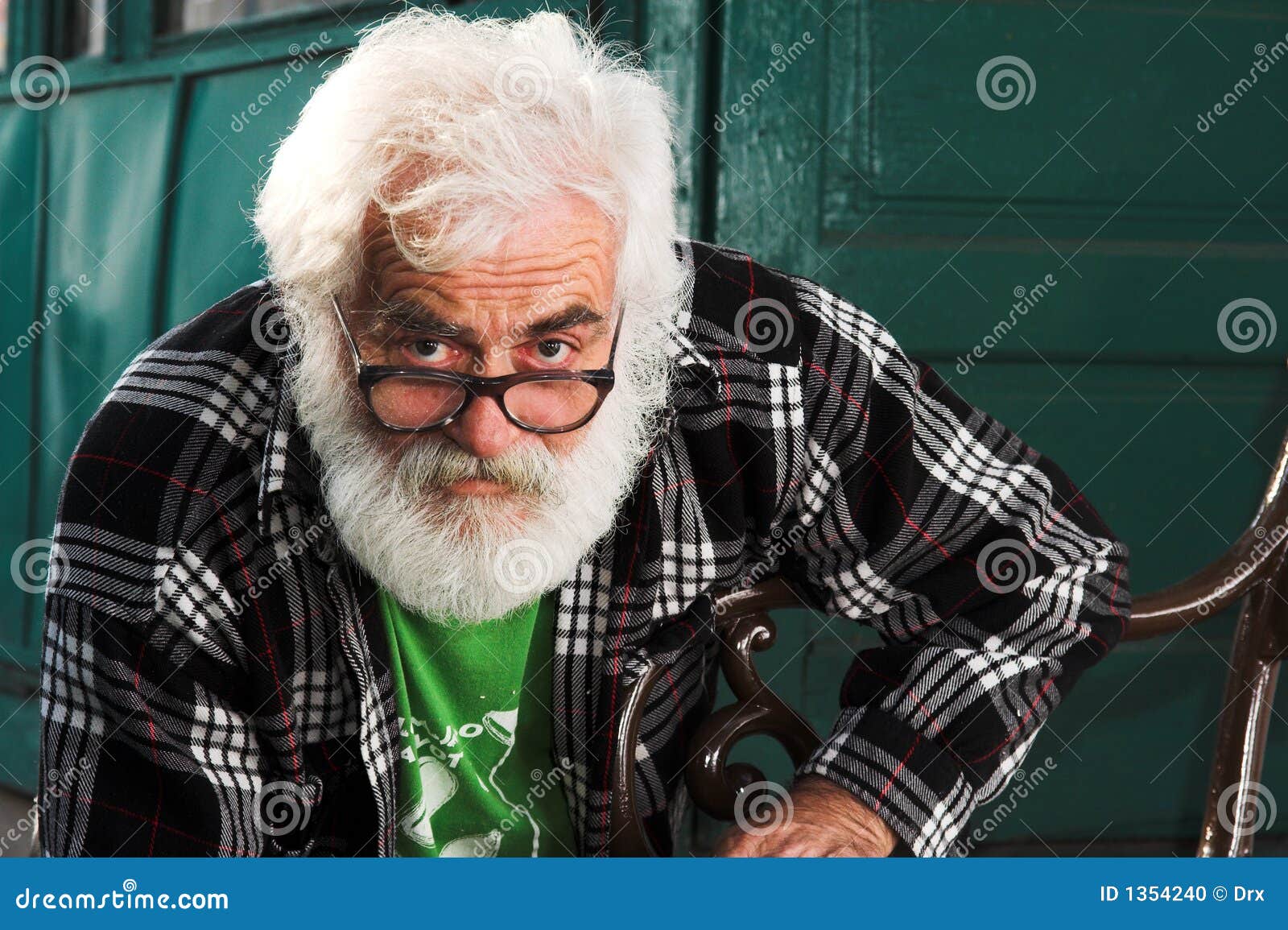 De Oude Mens Kijkt - Oudste Stock Foto - Image of gezichts, mensen: 1354240