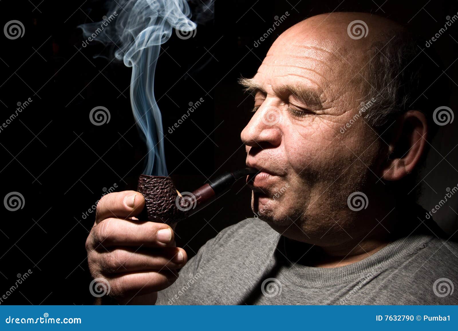 De Oude Mensen Rokende Pijp Stock Foto - Image of geneesmiddel ...