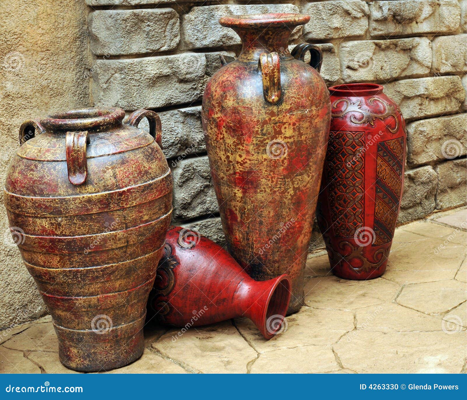 De oude Potten van de Klei stock foto. Image of buiten - 4263330