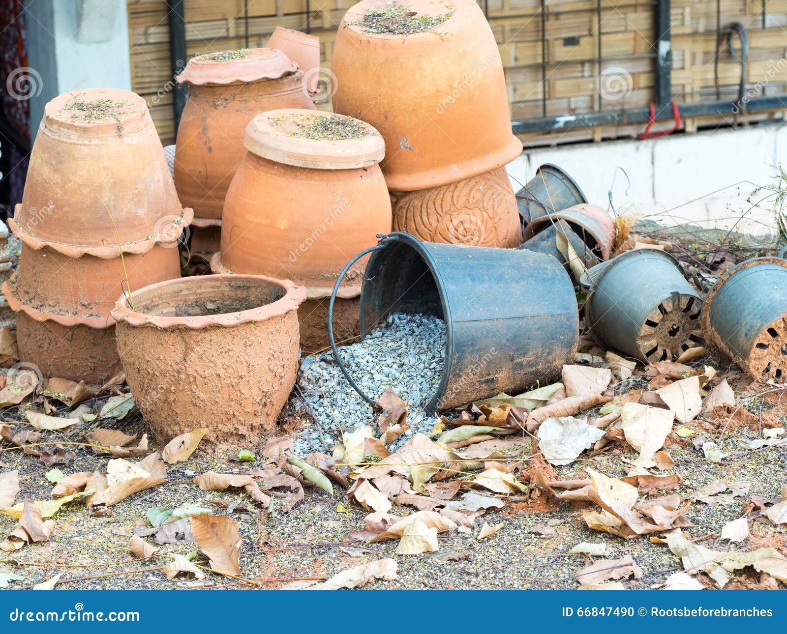 De oude Potten van de Klei stock foto. Image of ontwerp - 66847490