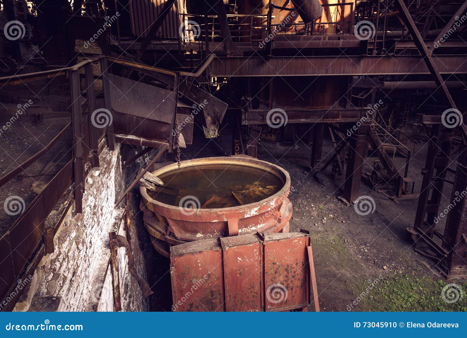 De Oude Potten Van De Slakkenverwijdering in Hoogovenworkshop Stock ...