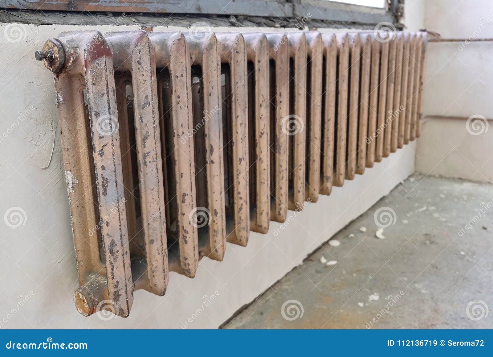 De oude radiator stock afbeelding. Image of gebouw, voorwerp - 112136719