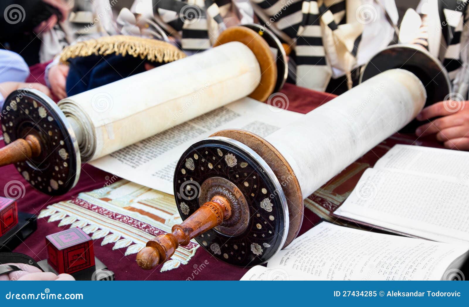 De Oude Rollen Van Torah- in Jeruzalem Stock Afbeelding - Image of ...