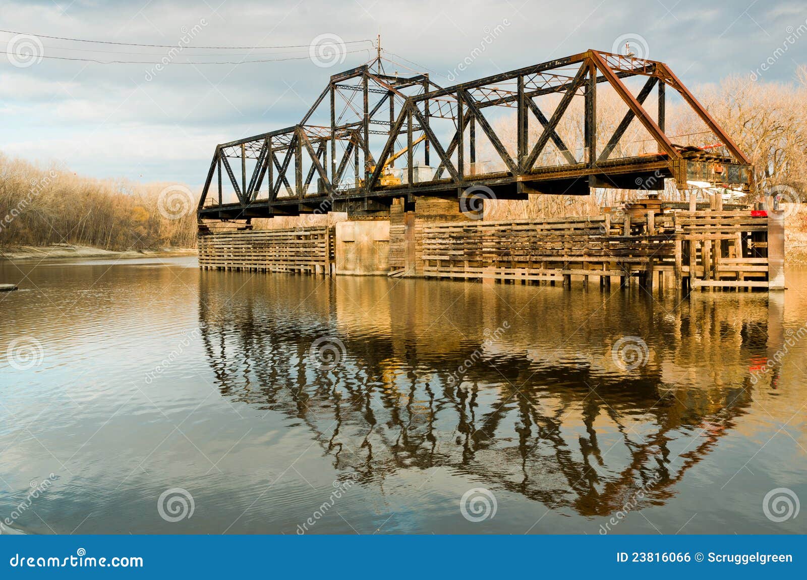 De Oude Slingerende Brug Van De Trein Stock Foto - Image of ...