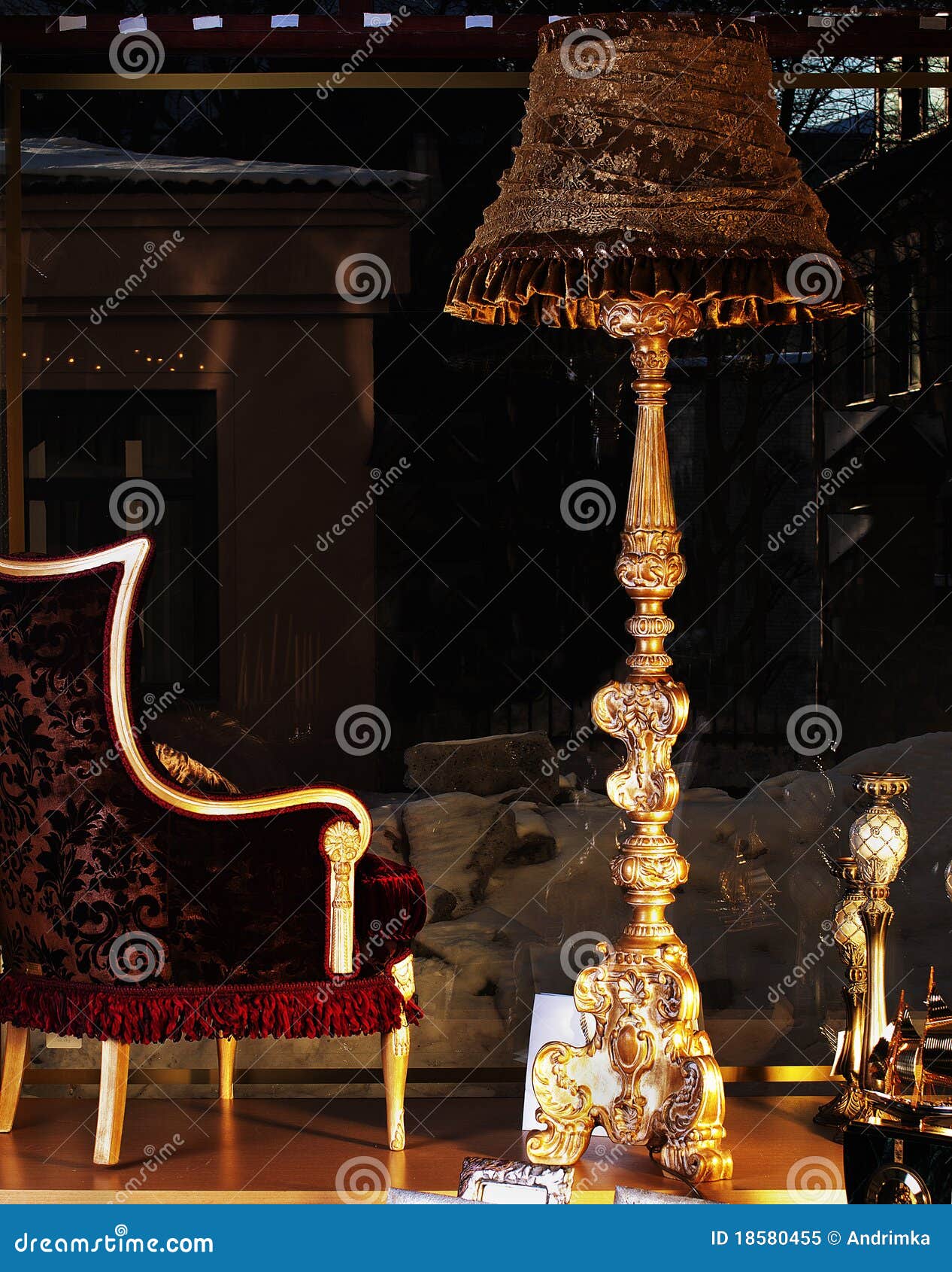 De Oude Staand Lamp En De Italiaanse Stoel Stock Afbeelding - Image of ...