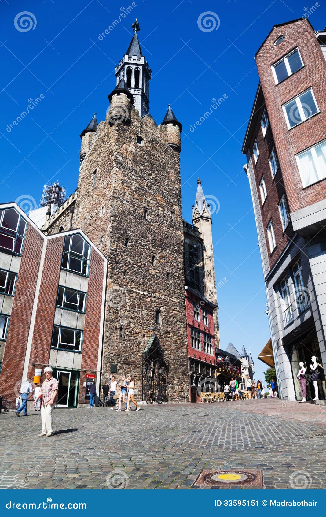 In de oude stad van Aken redactionele foto. Image of modern - 33595151