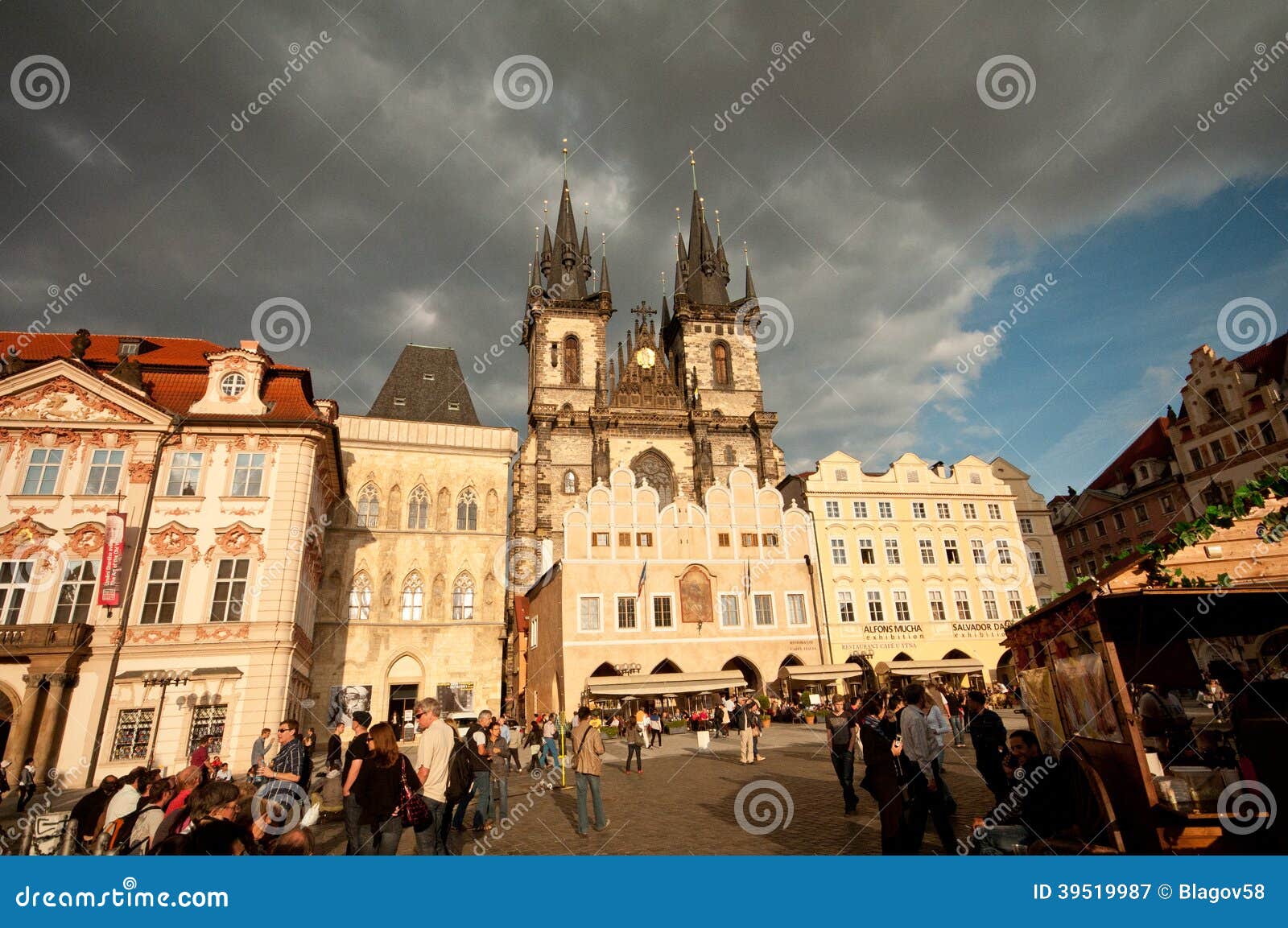 De oude stad van Praag redactionele fotografie. Image of romantisch ...