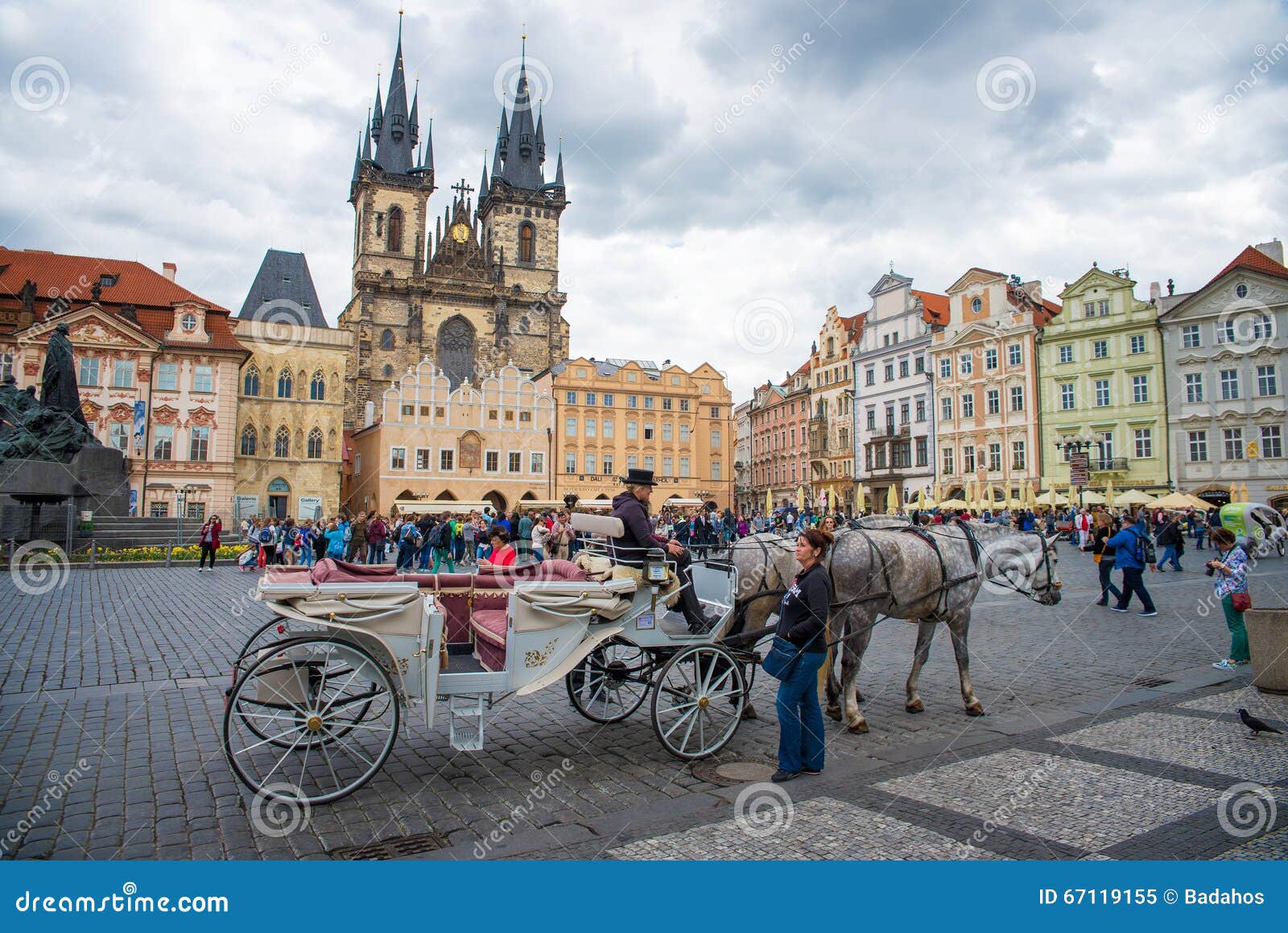 De oude stad van Praag redactionele afbeelding. Image of bohemen - 67119155