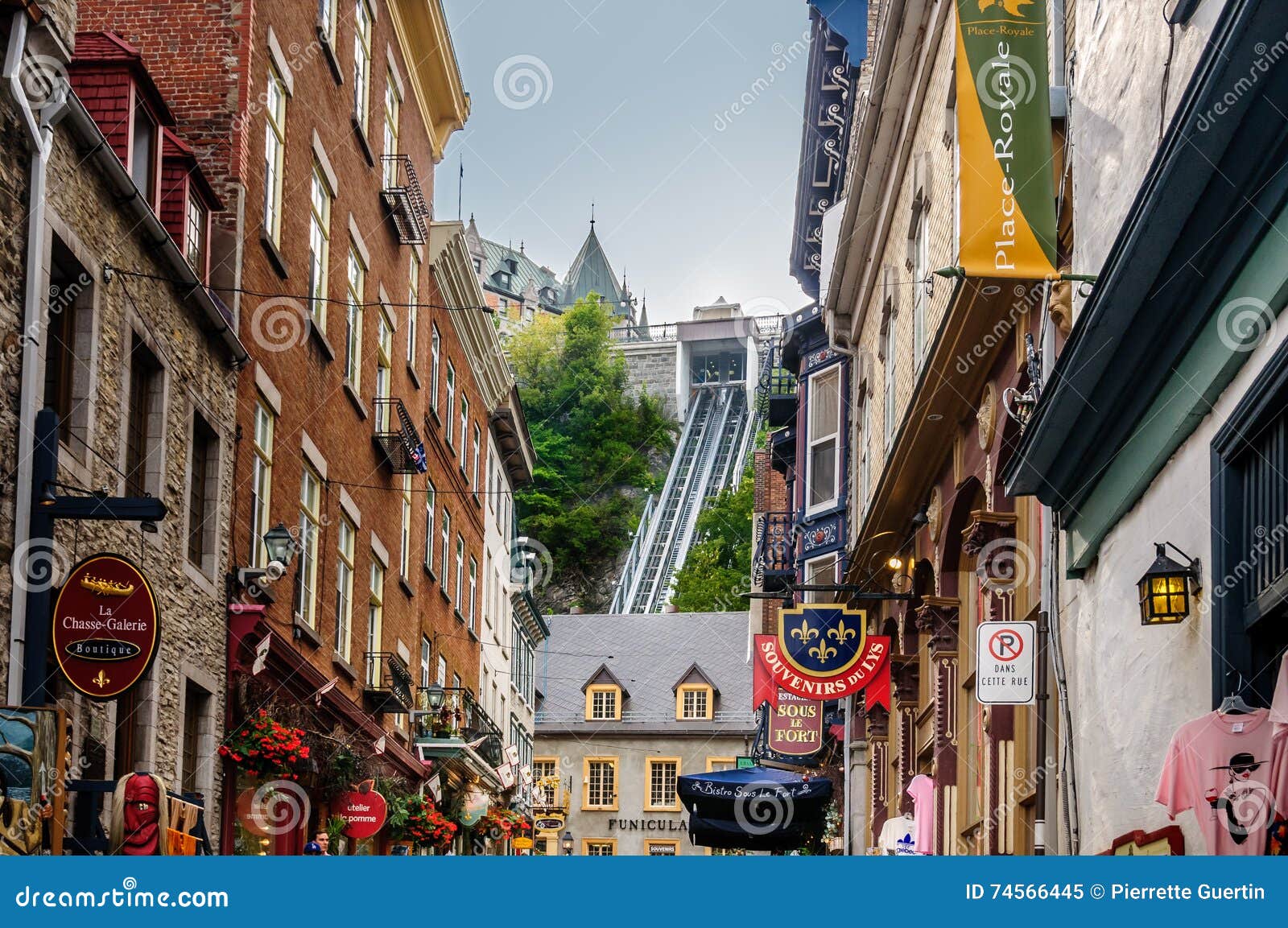 De Oude Stad Van Quebec Met Historische Gebouwen Redactionele ...