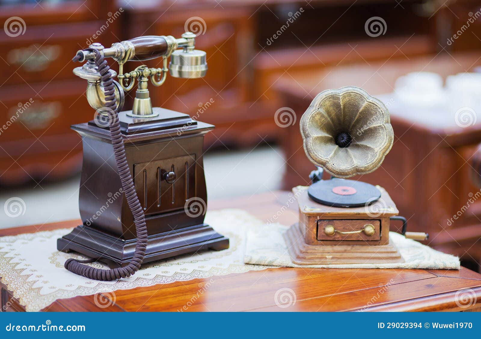 De Oude Telefoon En De Fonograaf Stock Foto - Image of fonograaf, retro ...