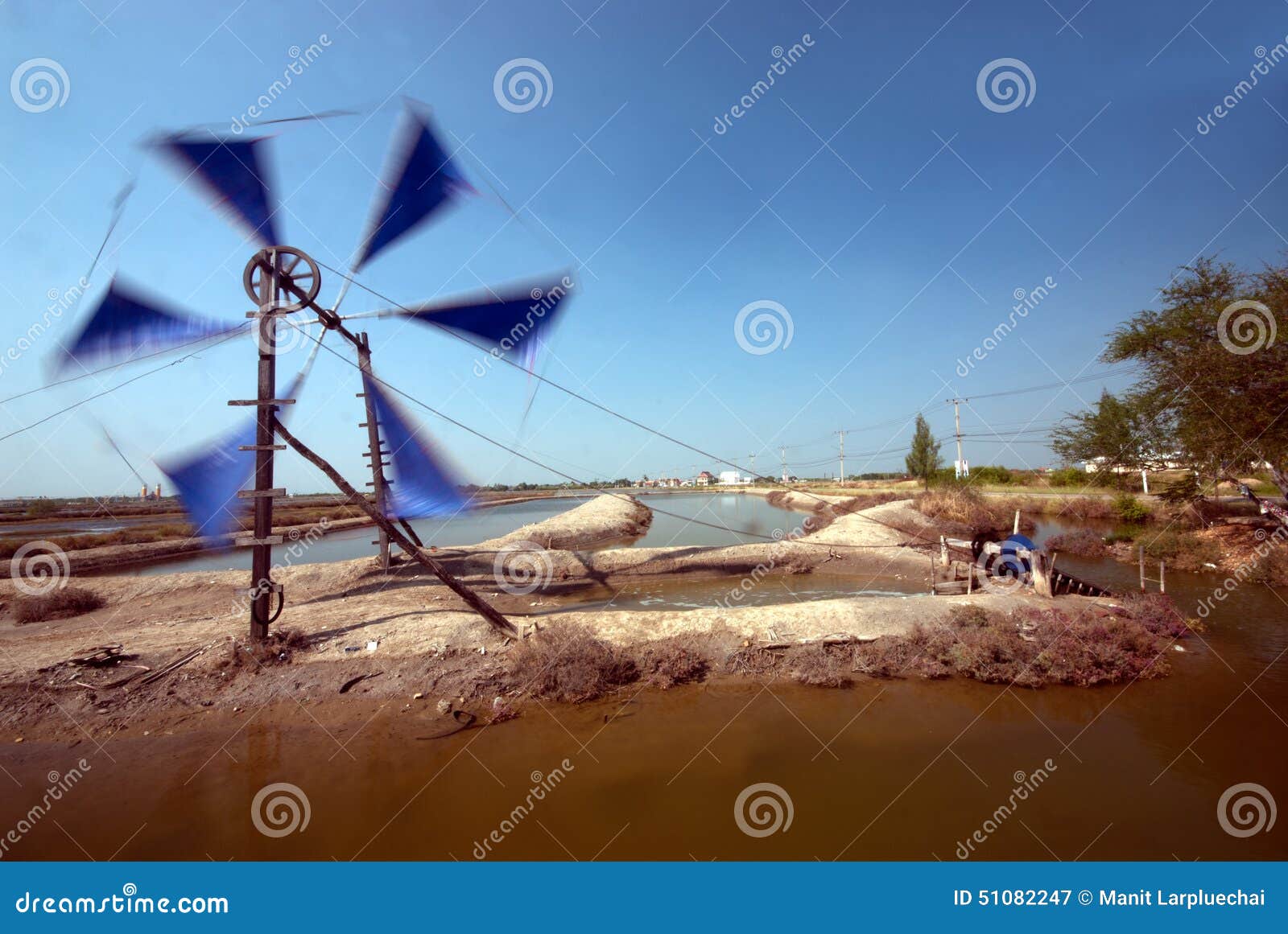 De Oude Thaise Traditionele Pomp Van Het Waterwiel En Windmolen Stock ...