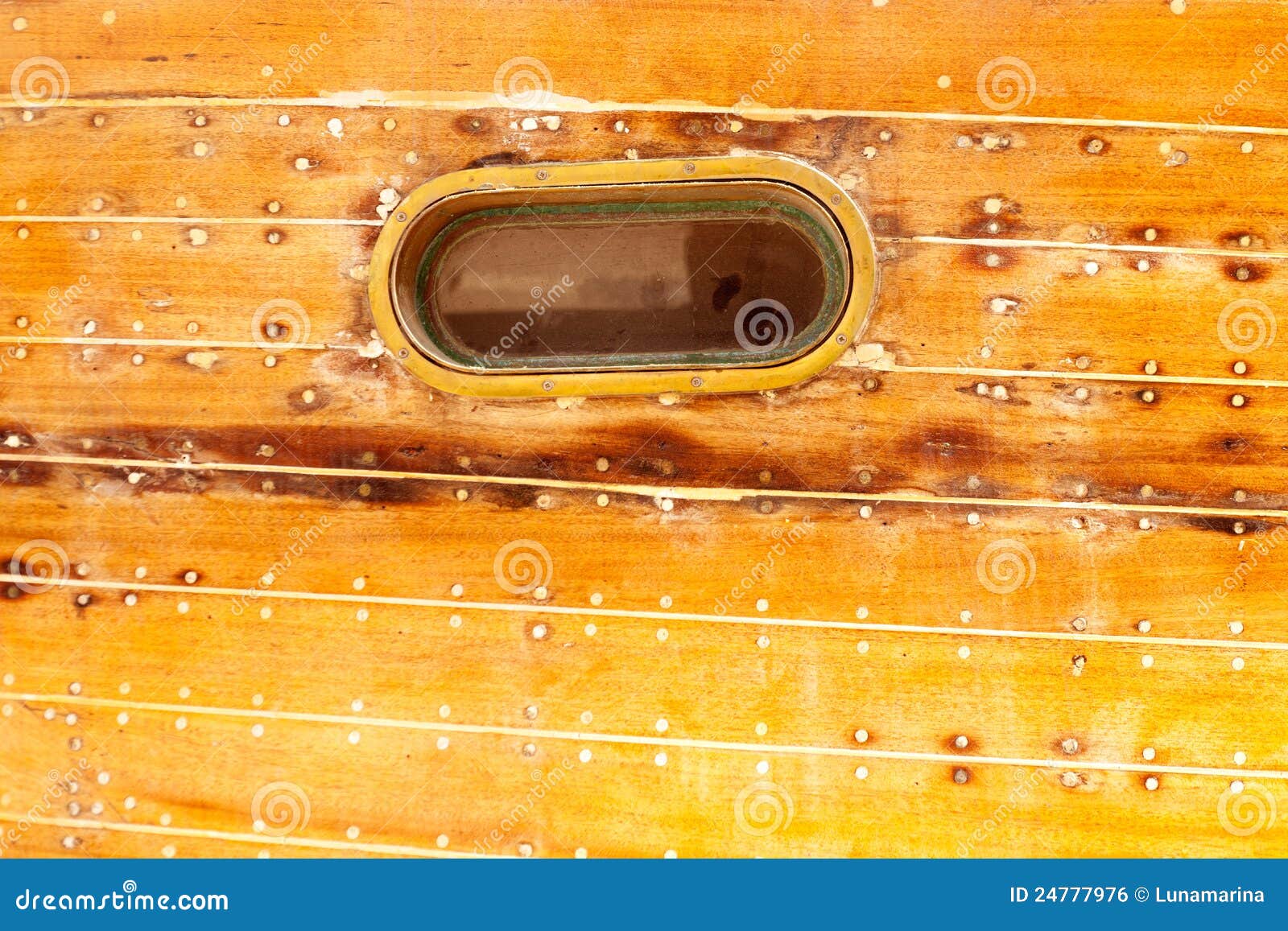 De Ovale Patrijspoort Van De Boot in Houten Schil Stock Foto - Image of ...