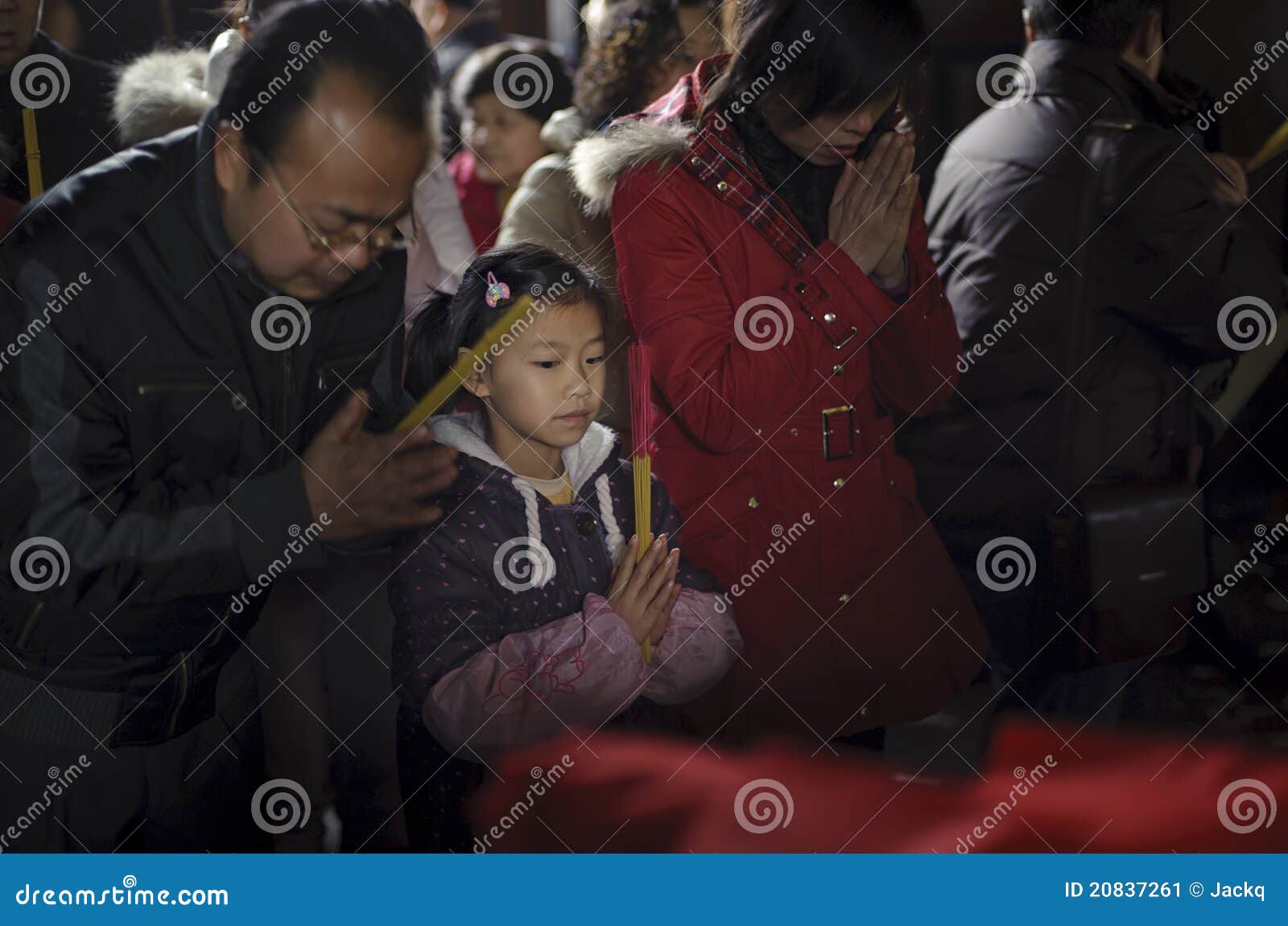 De Overvolle Mensen Knielen Neer En Biddend in Tempel Redactionele Foto ...
