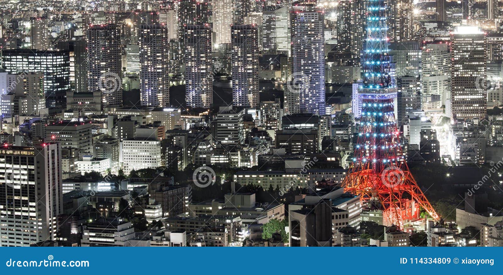 De Overvolle Stad Van Tokyo Bij Nacht Redactionele Stock Afbeelding ...