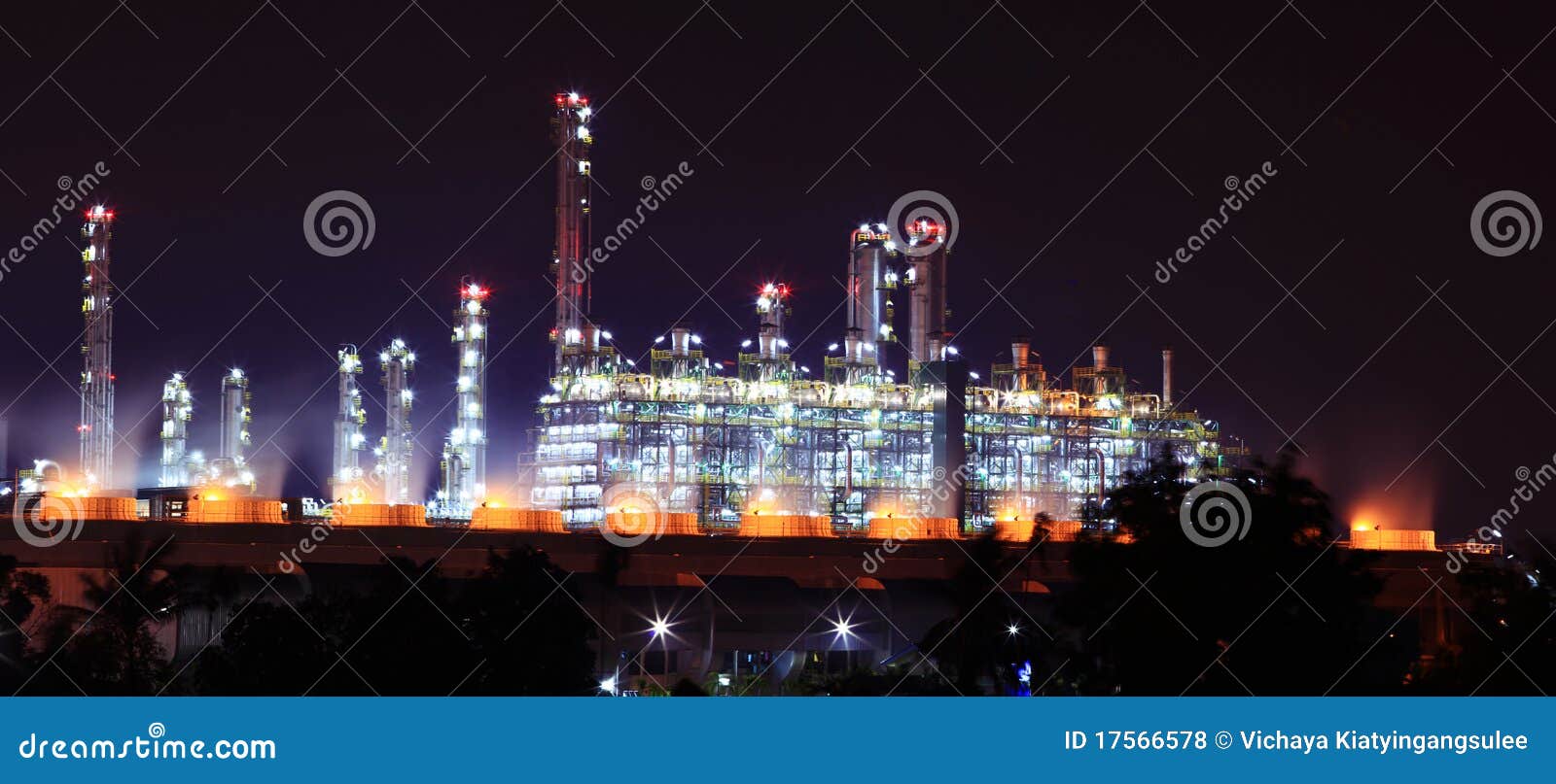 De Panoramische Fabriek Van De Olieraffinaderij Stock Foto - Image of ...