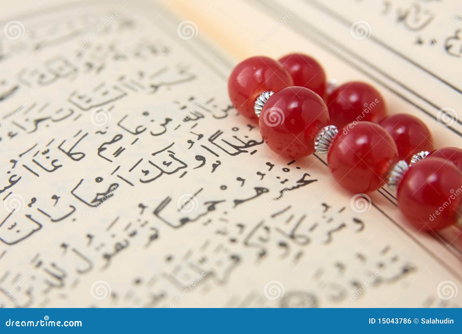 De Parels Van De Koran En Van Het Gebed Stock Foto - Image of sluit ...