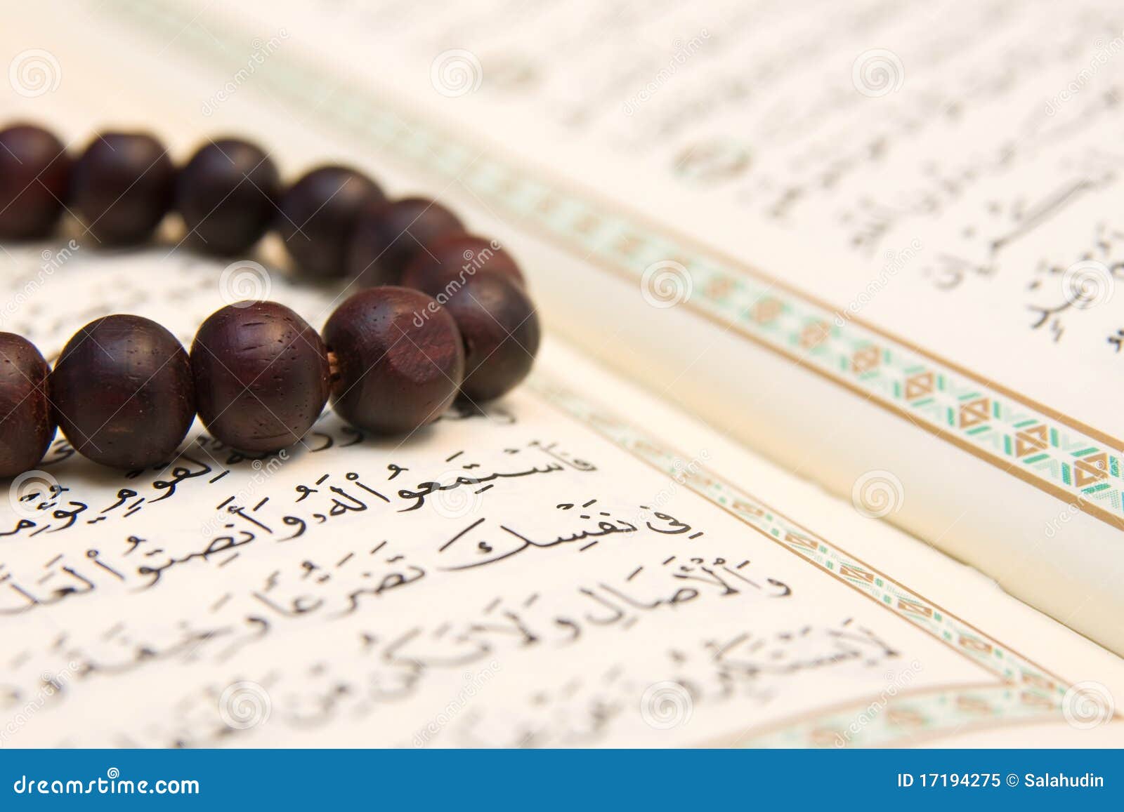 De Parels Van De Koran En Van Het Gebed Stock Afbeelding - Image of ...