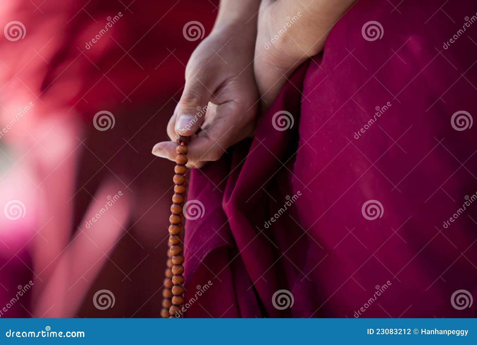 De Parels Van Het Gebed in De Hand Van De Monnik Stock Foto - Image of ...