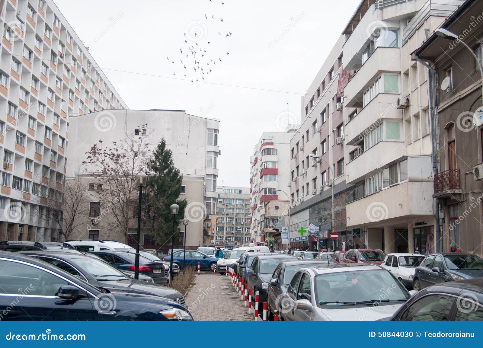 De Parkeerplaatsen Van Boekarest Redactionele Afbeelding - Image of ...