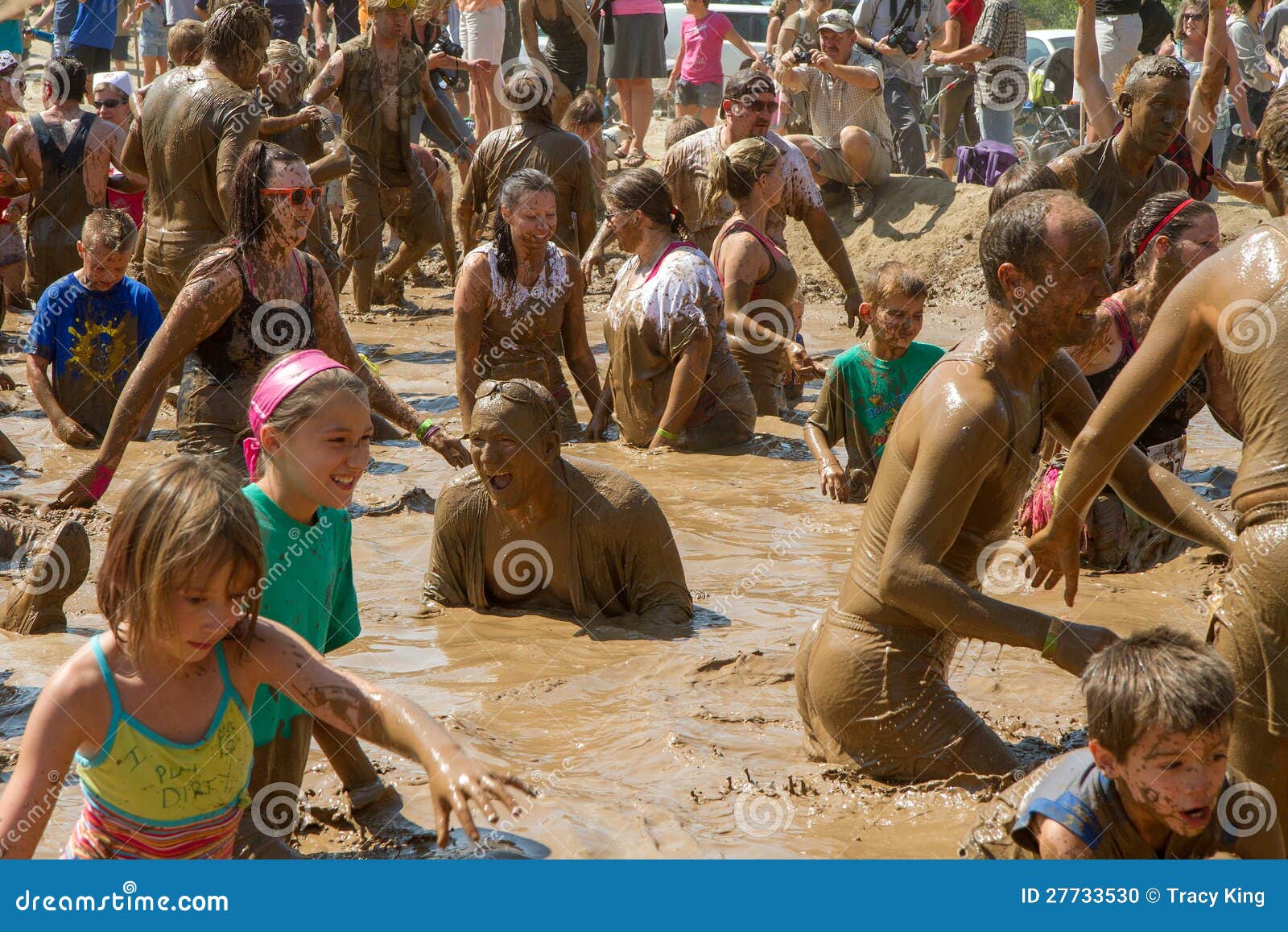 De Partij Van De Groep in De Modderkuil Redactionele Afbeelding - Image ...