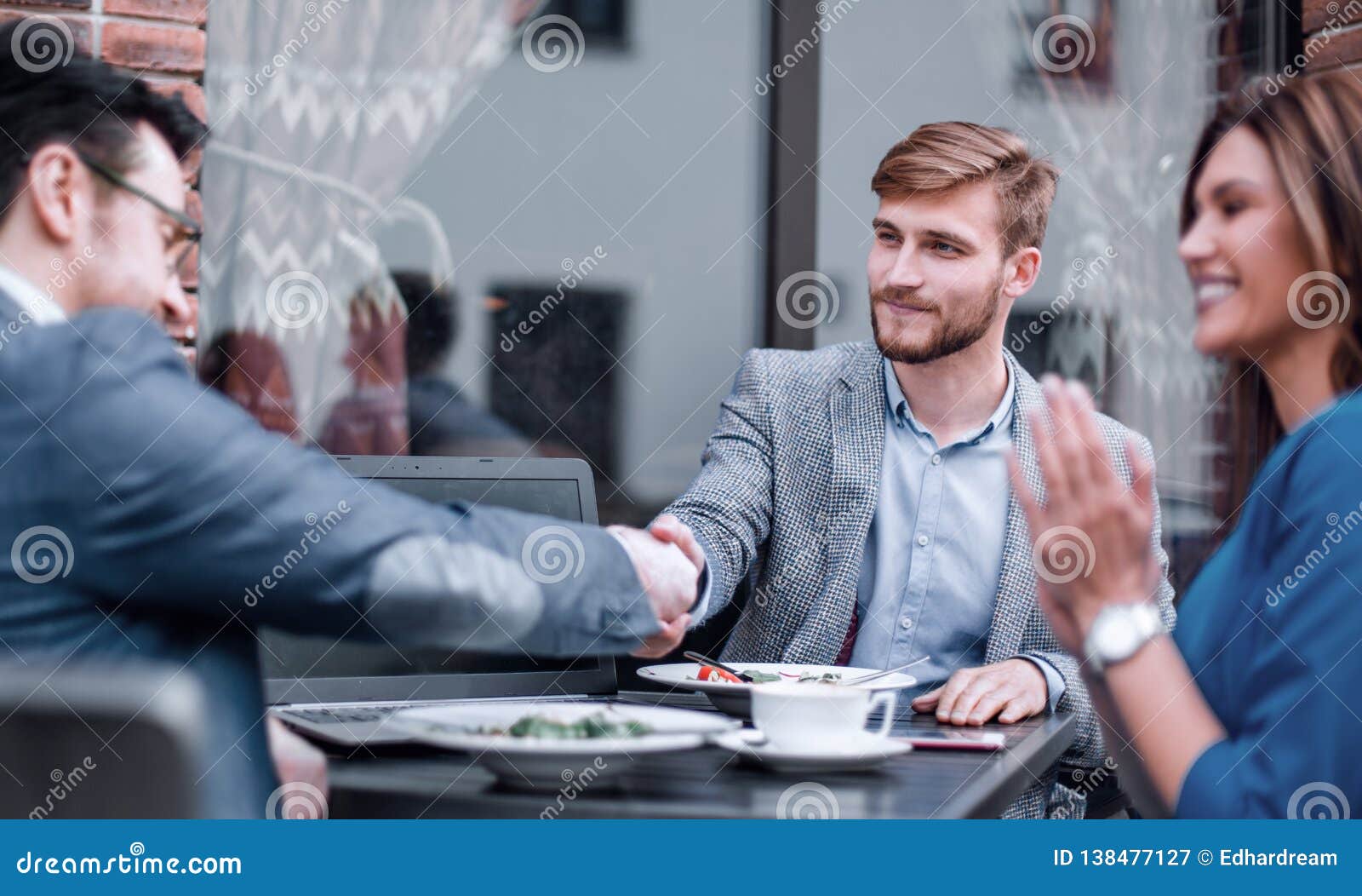 De Partners Begroeten Elkaar in De Koffie Stock Afbeelding - Image of ...