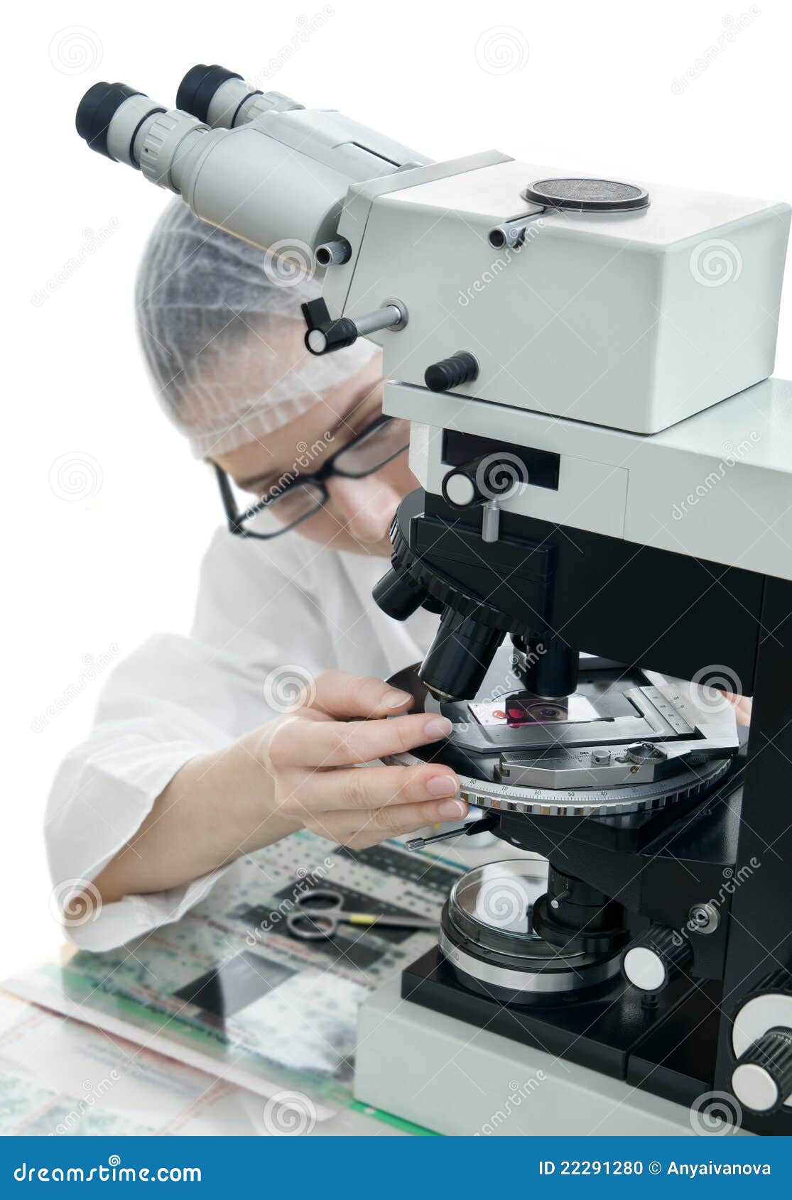 De Patholoog Stemt Haar Miscoscope Stock Foto - Image of arts, handen ...