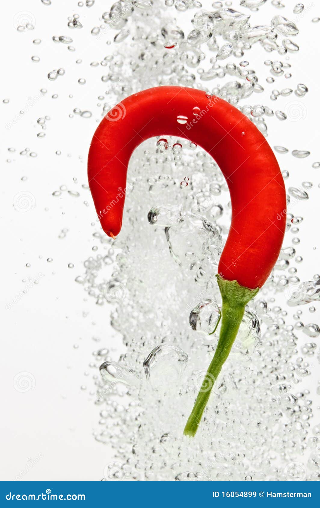 De Peper Die Van Spaanse Pepers in Water Valt Stock Afbeelding - Image ...